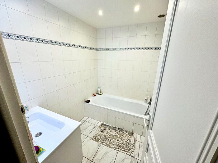 Maisons à vendre et appartements à louer - 1