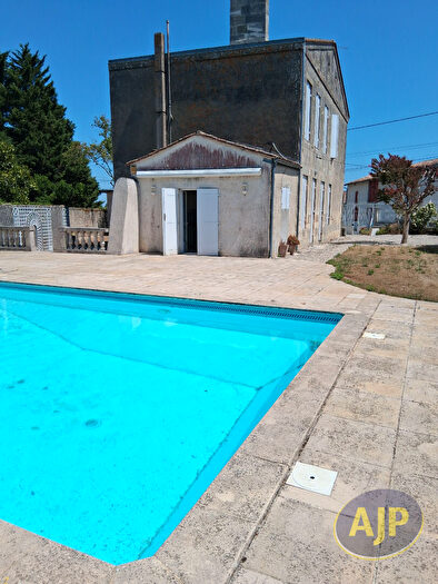 Maison à vendre - Saint-Estèphe - 6 pièces - 3 chambres