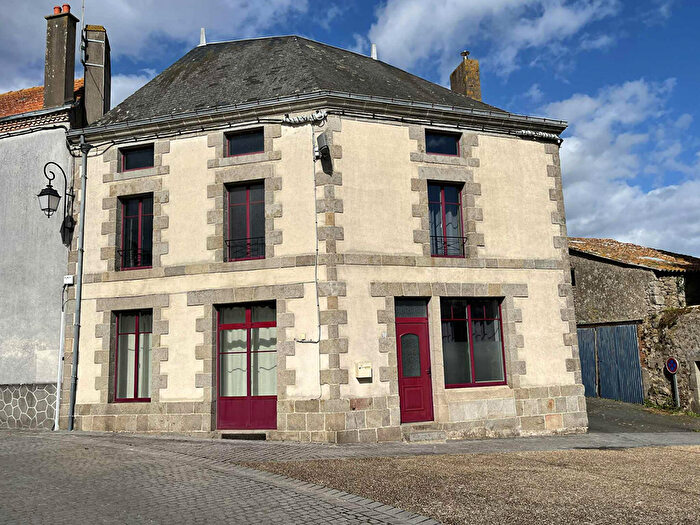 Maison à vendre - Voulmentin, Saint-Clémentin - 6 pièces - 4 chambres