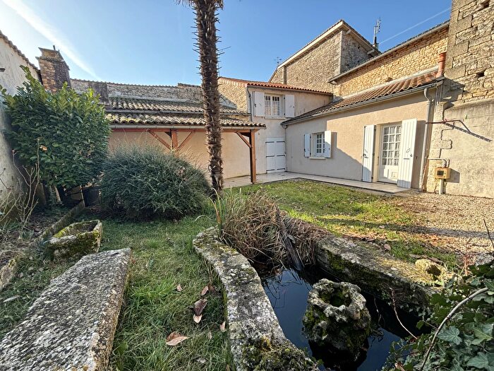 Maison à vendre - Villefagnan - 9 pièces - 3 chambres