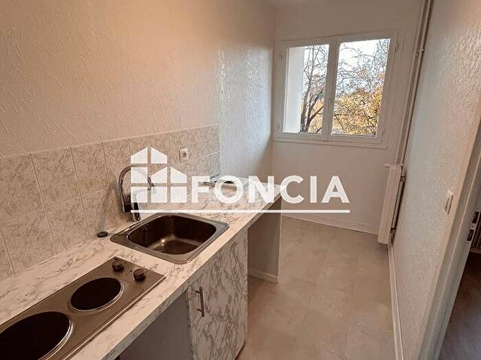 Appartement à louer - La Closerie-Les Aulnes, Combs-la-Ville - 1 pièce