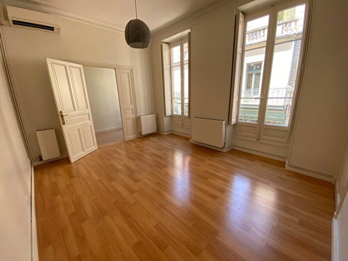Appartement 4 pièces à Nîmes, Ecusson, Arènes, à louer