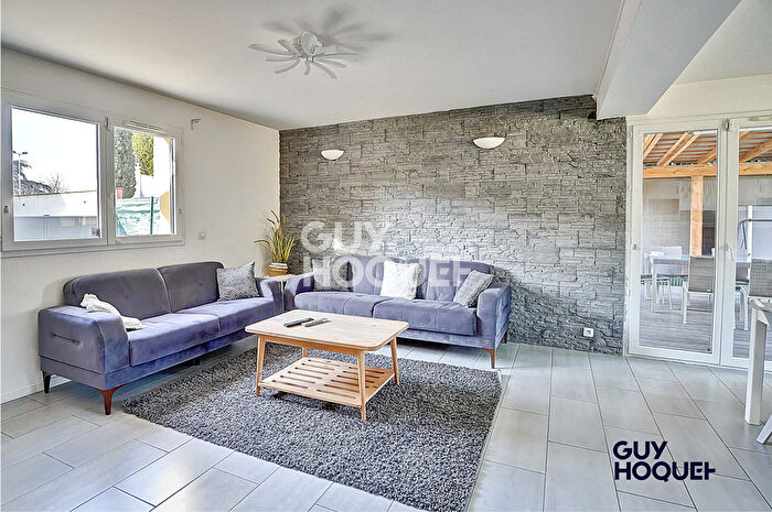 Maison à vendre - Saint-Priest, Centre-ville - 5 pièces - 4 chambres