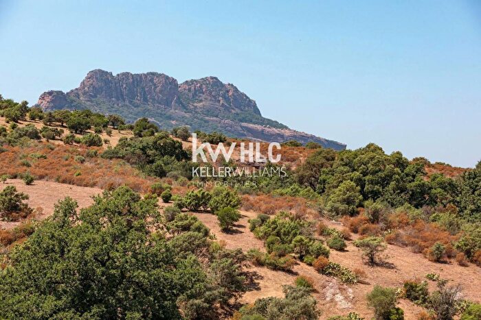 Maison à vendre - Roquebrune-sur-Argens, Village - 5 pièces - 3 chambres