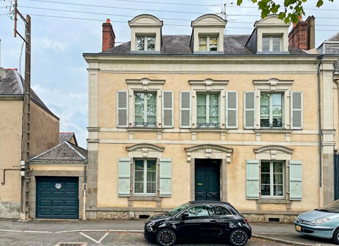 Maison 10 pièces à Laval, Pavement, à vendre
