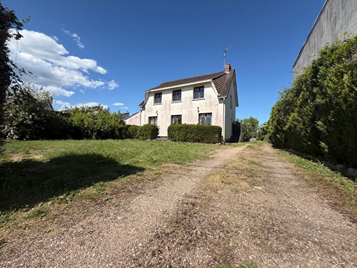 Gien, Nord : Maison 9 pièces à vendre