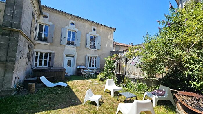 Barbezieux-Saint-Hilaire : Maison 9 pièces à vendre