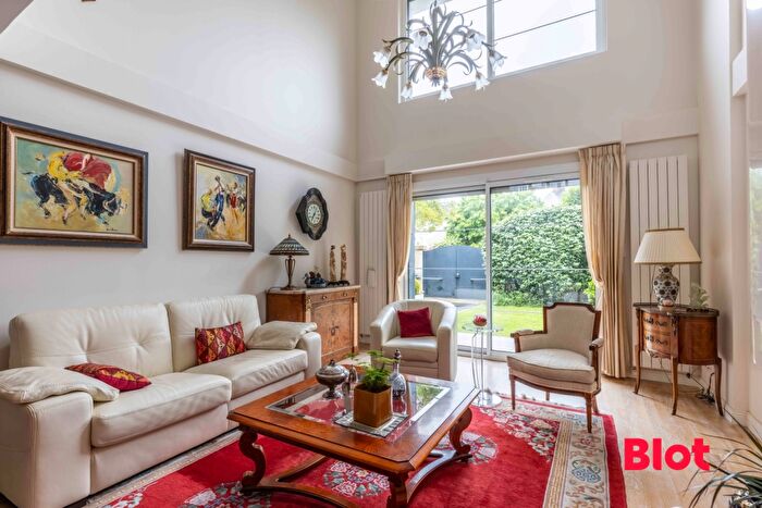 Quartiers Sud-Ouest, Sainte-Thérèse : Maison 8 pièces à vendre
