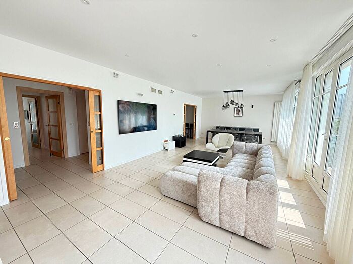 Appartement à louer - Muette Sud, Paris ème arrondissement - 4 pièces - 3 chambres