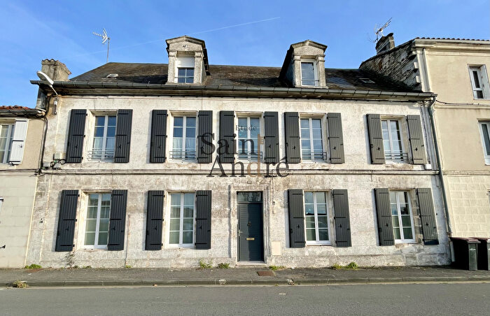 Maison à vendre - Gond-Pontouvre - 7 pièces - 6 chambres