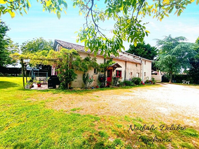 Maison à vendre - Saint-Sauvant - 6 pièces - 4 chambres