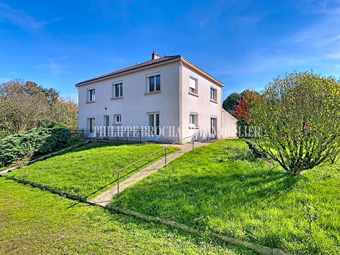 Maison à vendre - Mareuil-sur-Lay-Dissais - 9 pièces - 6 chambres