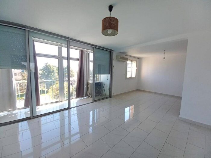 Appartement à louer - Peripherie, Bourg-Saint-Andéol - 4 pièces - 3 chambres