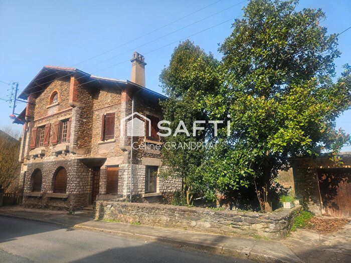 Maison à vendre - Decazeville - 9 pièces - 6 chambres