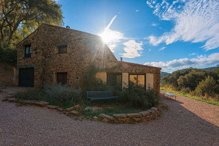 Maison à vendre - Puget-Ville - 9 pièces - 3 chambres