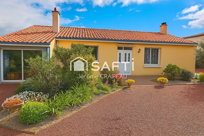 Maison à vendre - Saint-Avaugourd-des-Landes - 7 pièces - 4 chambres