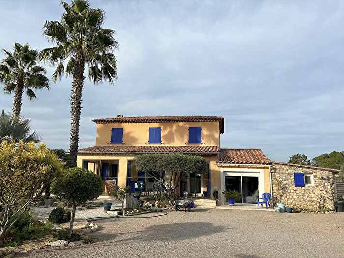 Maison à vendre - Le Muy - 6 pièces - 5 chambres