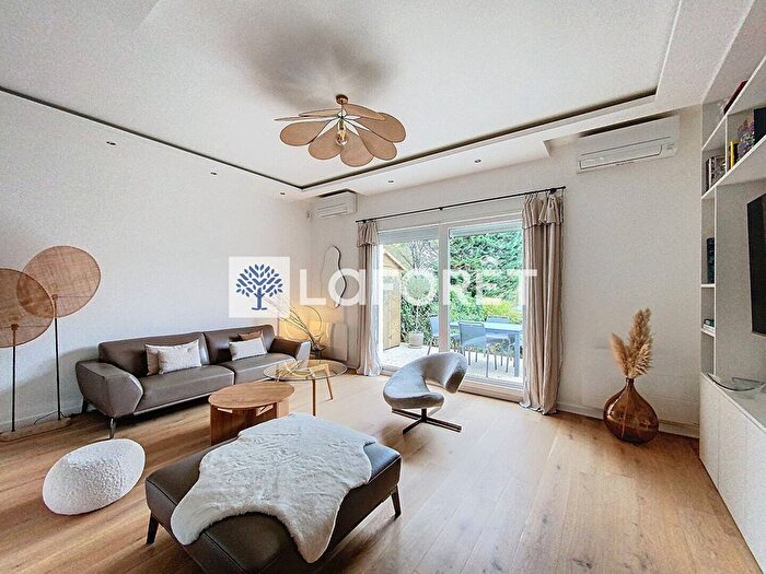 Maison à louer - Nord, Saint-Nom-la-Bretèche - 6 pièces - 4 chambres