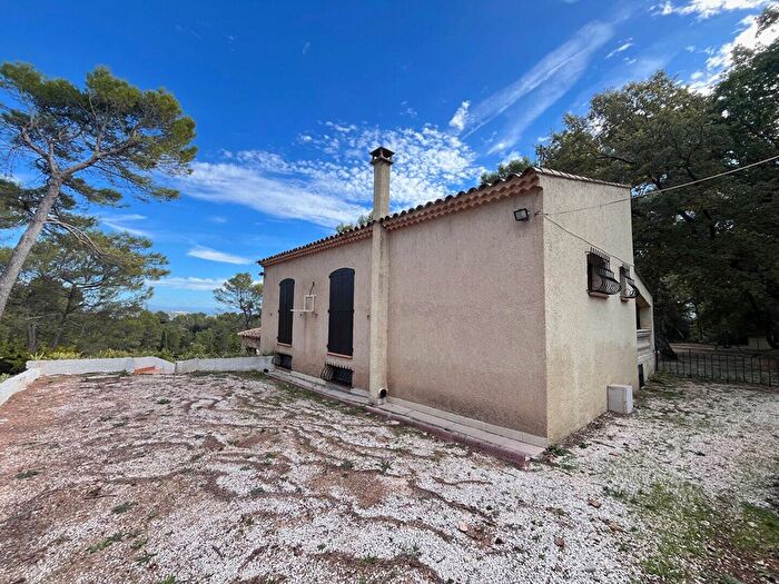 Maison à louer - Nord Ouest, Saint-Maximin-la-Sainte-Baume - 3 pièces - 2 chambres