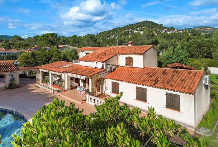 Maison à vendre - Roquebrune-sur-Argens, La Bouverie - 7 pièces - 5 chambres