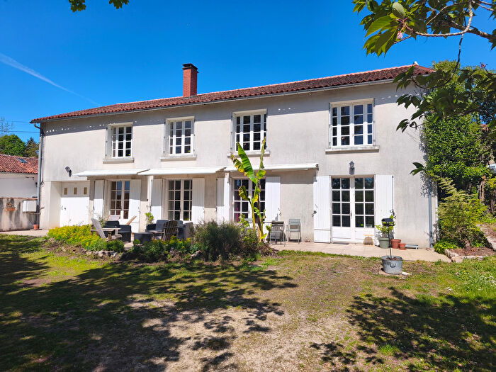Maison 8 pièces à Nanteuil-en-Vallée, à vendre