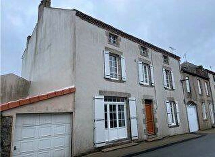 Maison à louer - Saint-Amand-sur-Sèvre - 5 pièces - 4 chambres