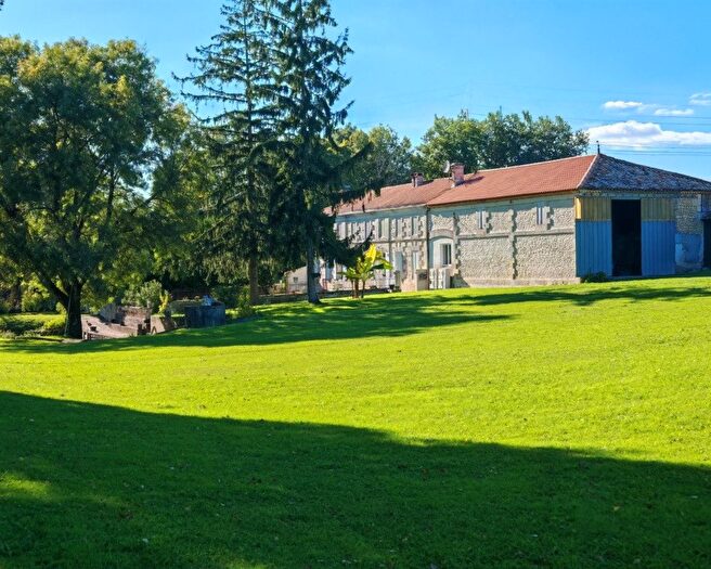 Maison à vendre - Semoussac - 9 pièces - 6 chambres