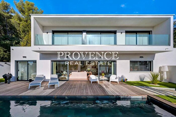 Maison à louer - Eoures, Marseille ème arrondissement - 5 pièces - 3 chambres