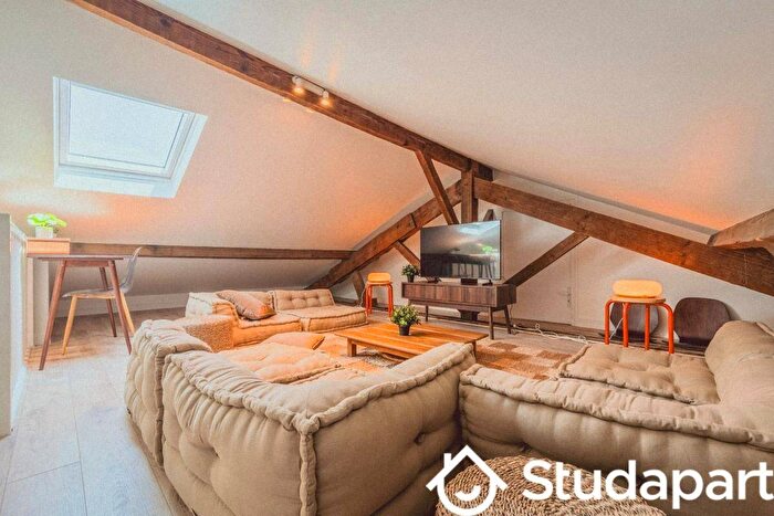 Appartement à louer - Buttes Chaumont, Paris ème arrondissement - 1 pièce - 2 chambres