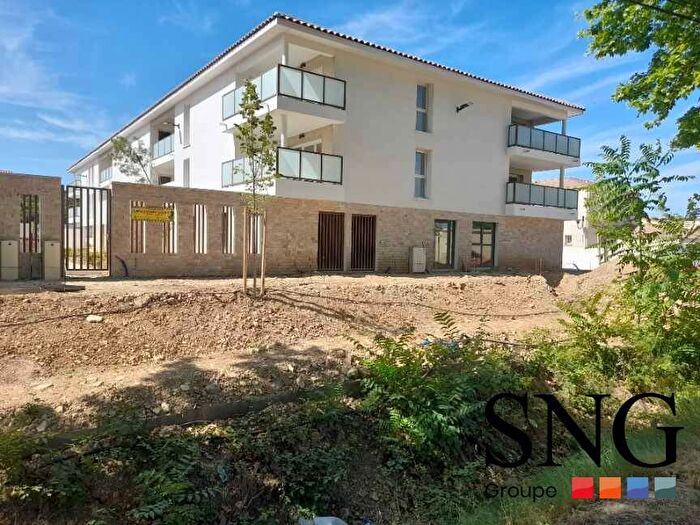 Appartement à louer - Centre Ville, Milhaud - 4 pièces - 3 chambres