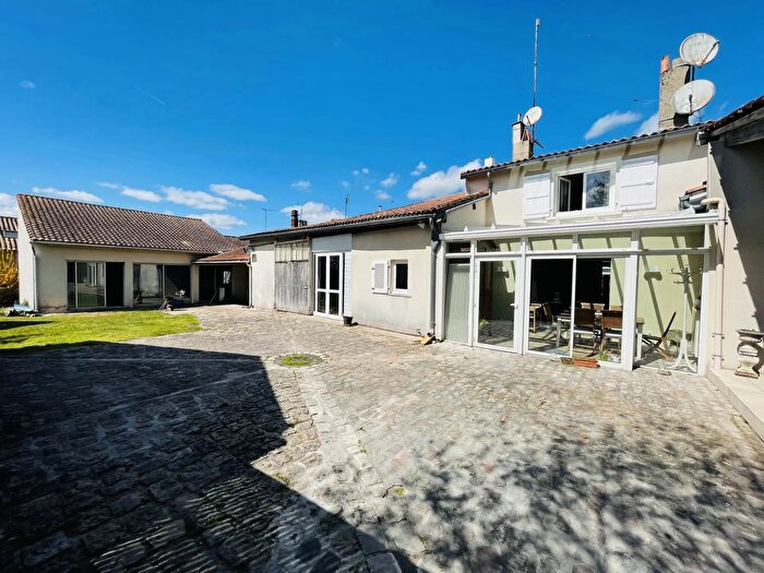Maison à vendre - Barbezieux-Saint-Hilaire - 4 pièces - 3 chambres