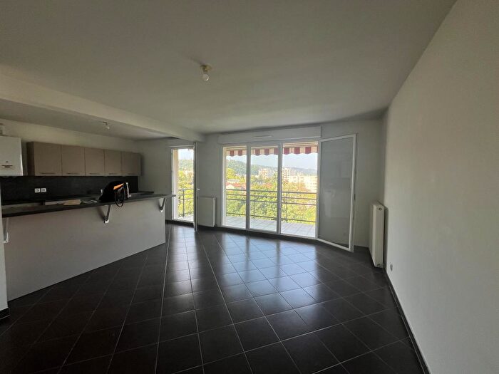 Bourgoin-Jallieu, Pré-Bénit, Quais : Appartement 4 pièces à louer