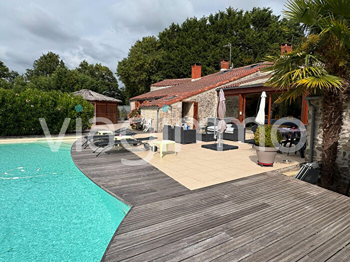 Maison à vendre - Aizenay - 9 pièces - 6 chambres