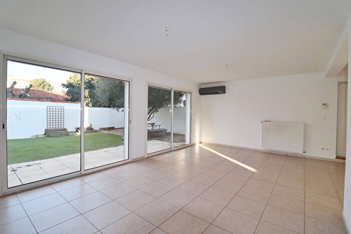 Maison à louer - Marseille ème arrondissement - 4 pièces - 3 chambres