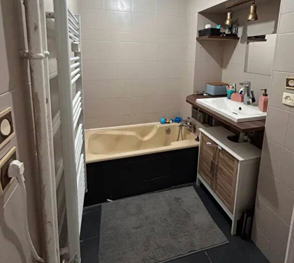 Appartement à louer - Centre-Max Barel-Centre Nord, Vénissieux - 4 pièces - 3 chambres