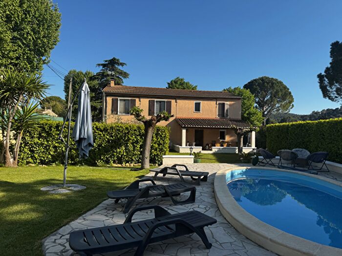 Maison à vendre - Saint-Étienne-du-Grès - 6 pièces - 4 chambres