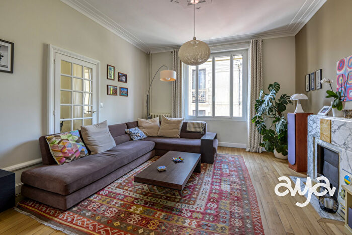 Nantes, Saint-Clément, Jardin des plantes, Caserne Lamoricière : Maison 5 pièces à vendre