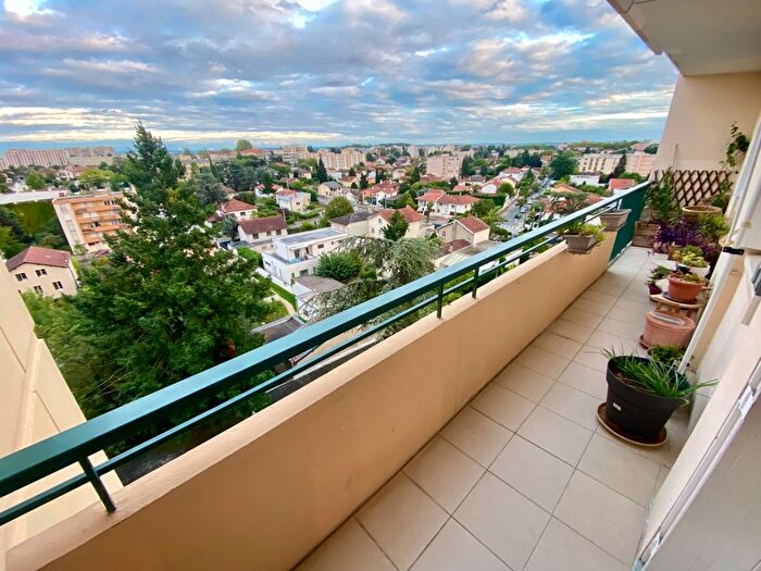 Appartement à vendre - Bron, Le Terraillon - 4 pièces - 2 chambres