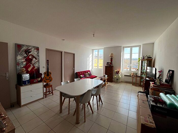 Appartement à louer - Centre Ville, Saint-Maximin-la-Sainte-Baume - 3 pièces - 2 chambres