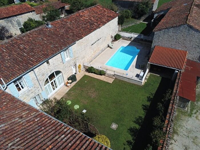Maison 10 pièces à vendre à Ruffec