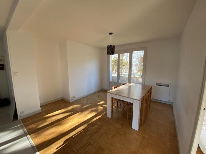 Appartement à louer - Bourgoin-Jallieu, Libération, Barbusse - 3 pièces - 2 chambres