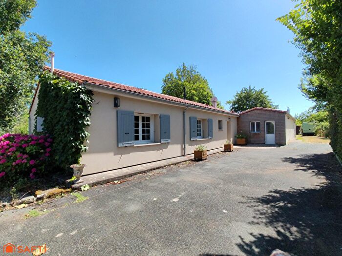 Saint-André-de-Lidon : Maison 6 pièces à vendre