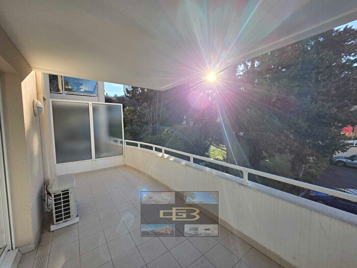 Appartement à louer - Cannes, Prado, République - 2 pièces - 1 chambre