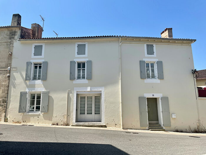 Maison à vendre - Saint-Savinien - 5 pièces - 3 chambres