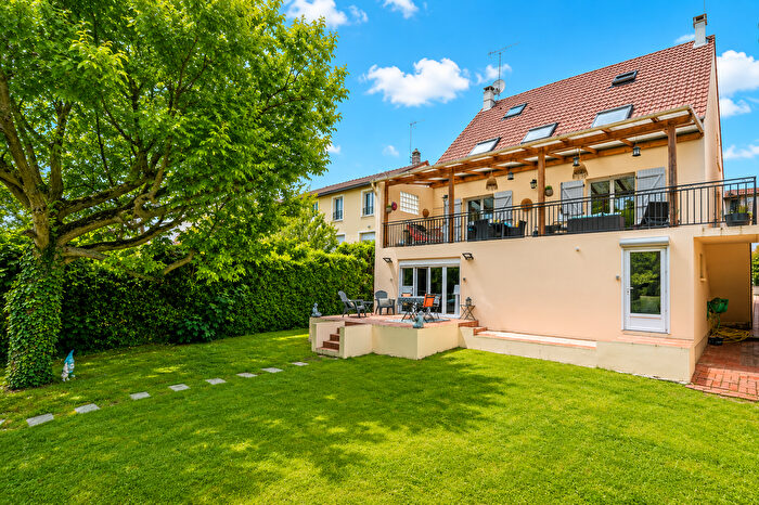 Noisy-le-Grand, Nord : Maison 11 pièces à vendre