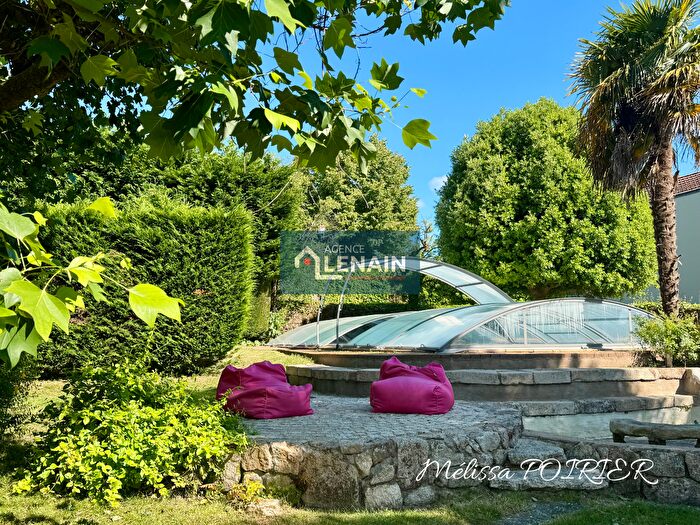 Maison à vendre - Mortagne-sur-Sèvre - 9 pièces - 5 chambres