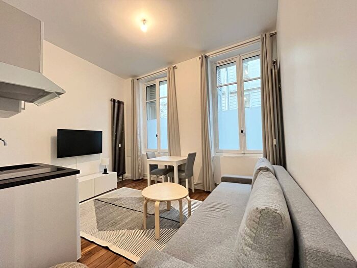 Appartement à louer - Hoche-Friedland, Paris ème arrondissement - 2 pièces - 1 chambre