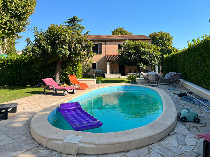 Maison à vendre - Saint-Étienne-du-Grès - 6 pièces - 4 chambres