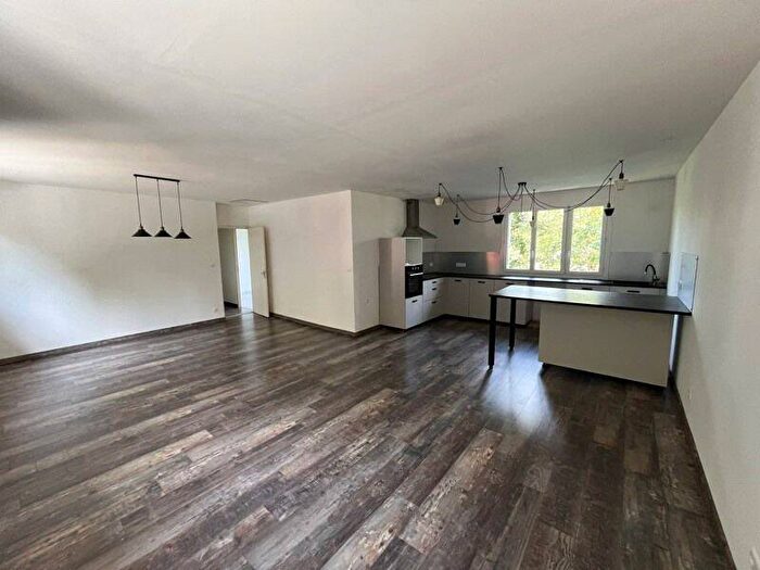 Saint-Martial-de-Valette : Appartement 5 pièces à louer
