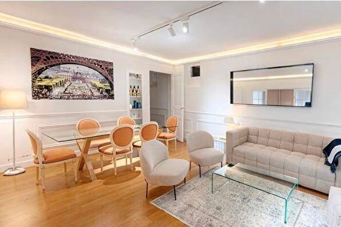 Appartement à louer - Saint Philippe du Roule, Paris ème arrondissement - 4 pièces - 3 chambres